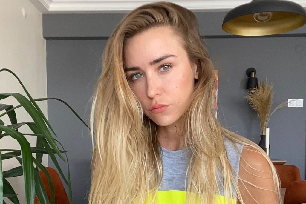 Gözde Tezer Kimdir?