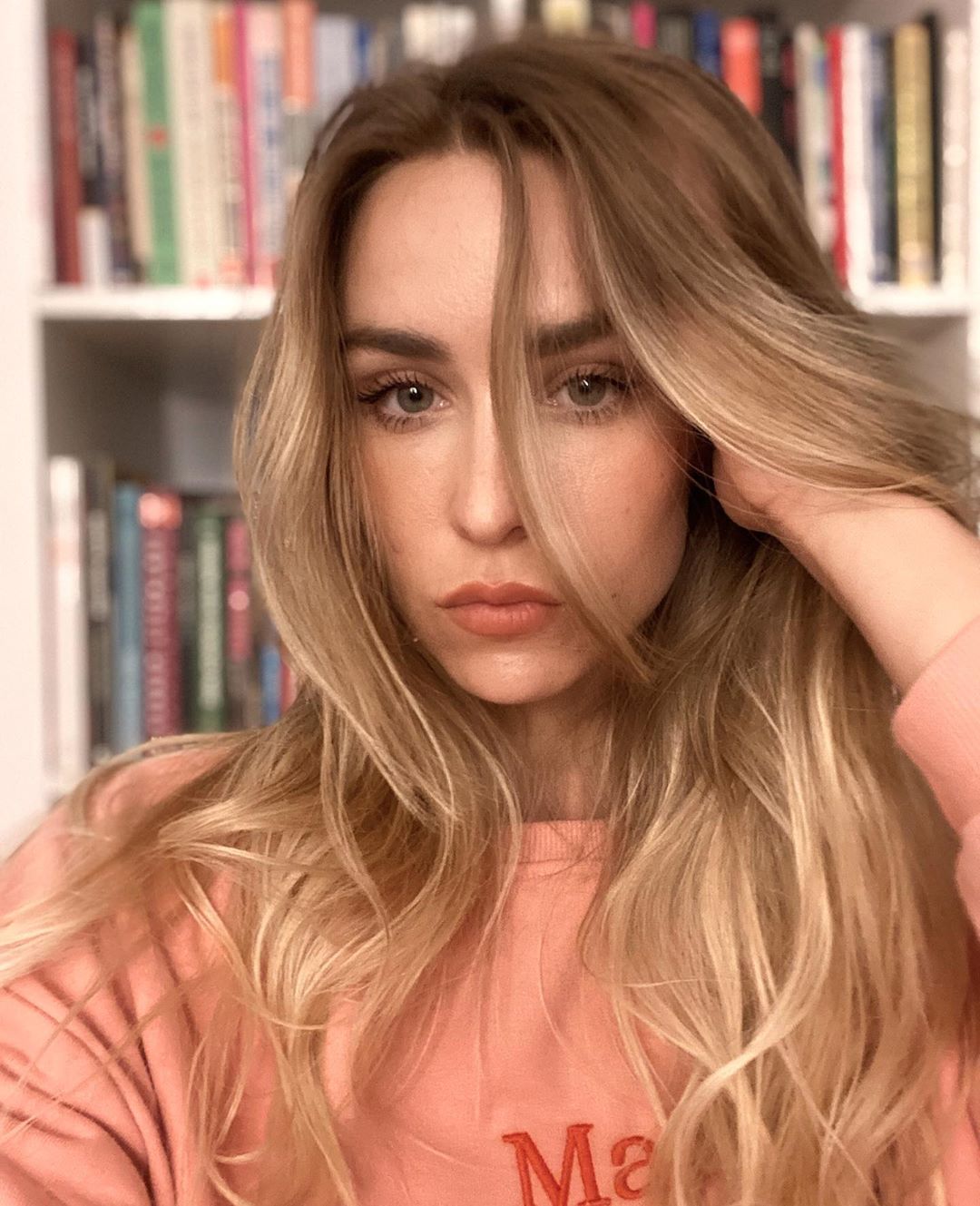 Gözde Tezer Kimdir?