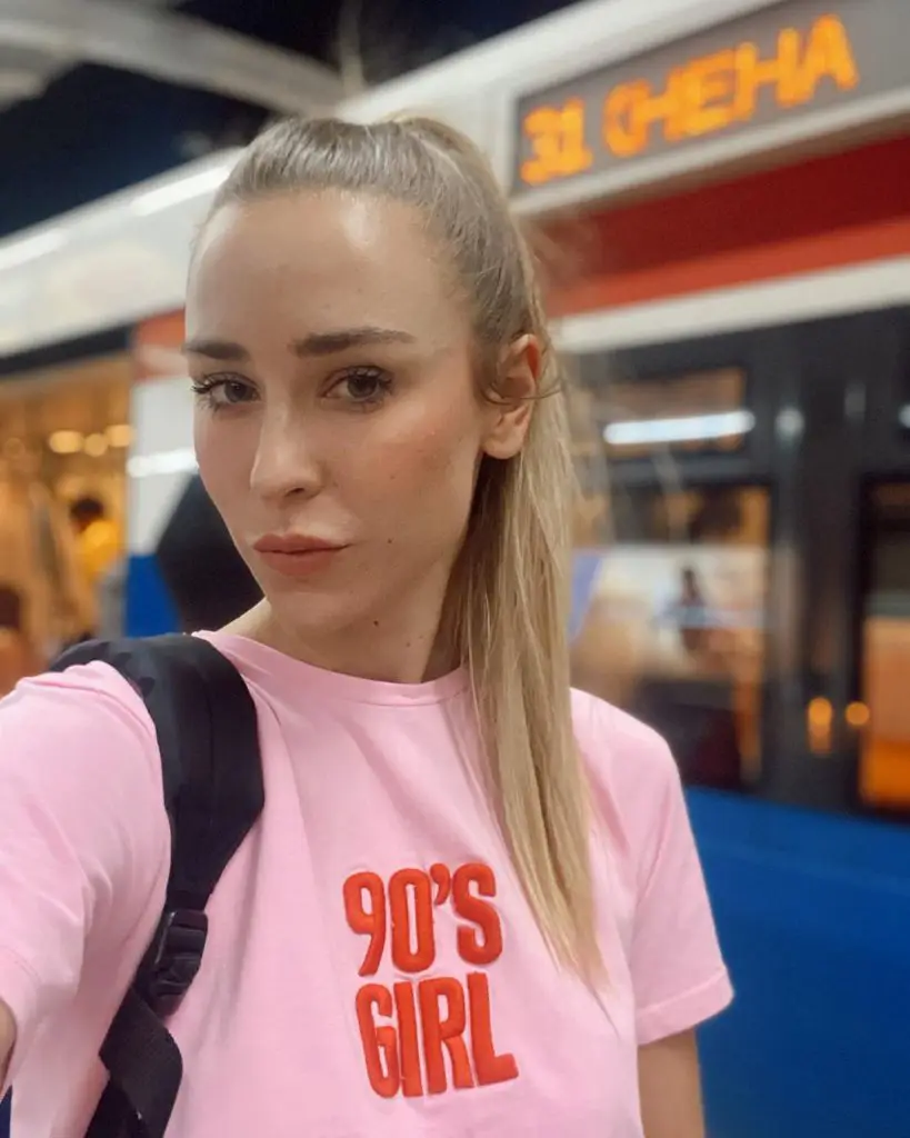 Gözde Tezer Kimdir?